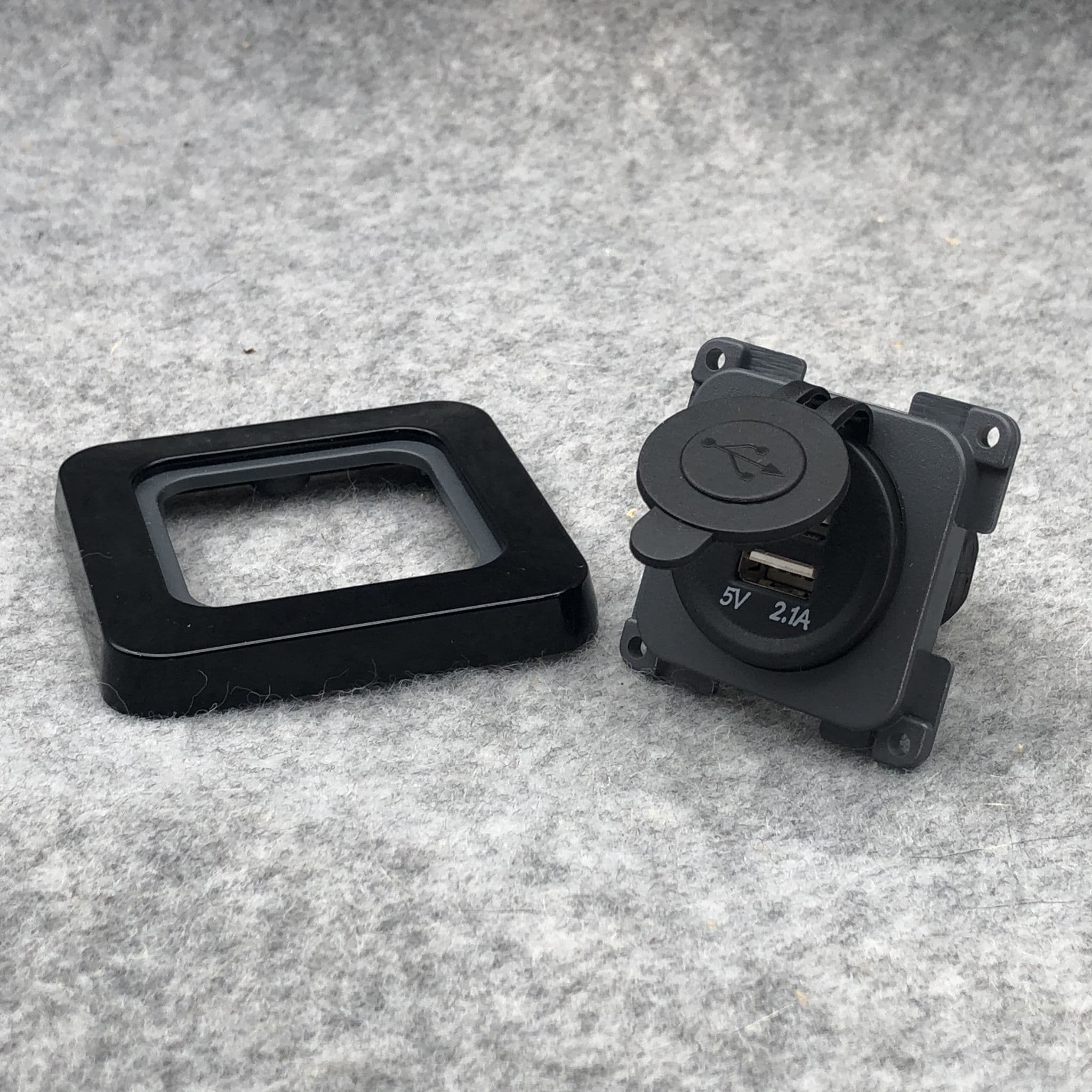 CBE C-Line Twin USB Socket Surround & Faceplate Gloss Black - CT Range